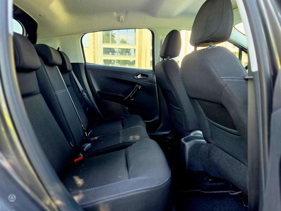 Grey Peugeot 208 2018 in Taurage, with an engine capacity of 1.20 L and mileage of 125 thousand km for 4400 €, photo 32 on AUTOMOTO.COM.LV
