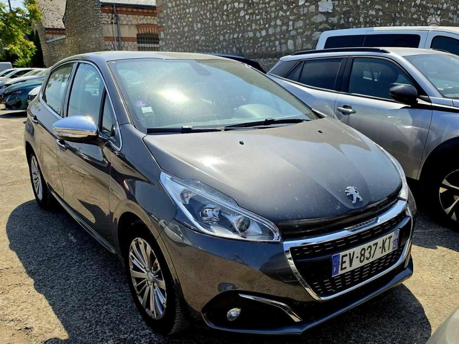 Grey Peugeot 208 2018 in Taurage, with an engine capacity of 1.20 L and mileage of 125 thousand km for 4400 €, photo 36 on AUTOMOTO.COM.LV