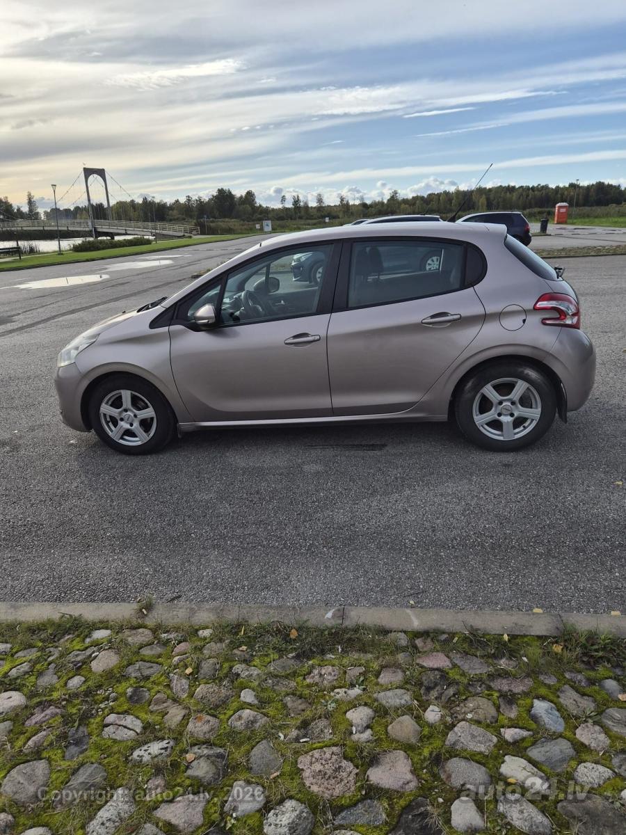 Pelēks Peugeot 208 2018 Veru, ar dzinēja tilpumu 1.50 L un nobraukumu 139 tūkst. km par 3900 €, foto 1 vietnē AUTOMOTO.COM.LV