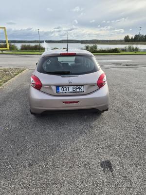 Pelēks Peugeot 208 2018 Veru, ar dzinēja tilpumu 1.50 L un nobraukumu 139 tūkst. km par 3900 €, foto 3 vietnē AUTOMOTO.COM.LV