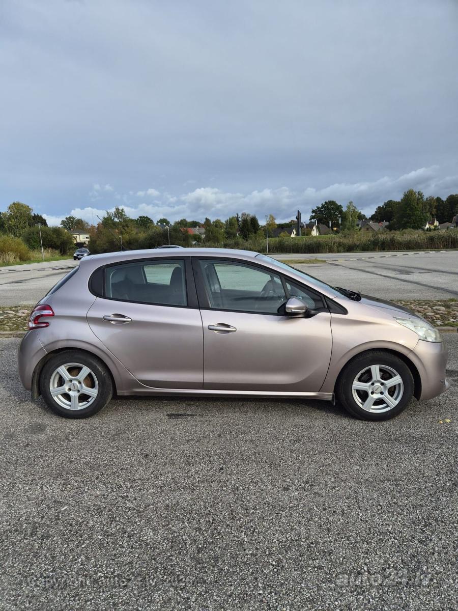 Pelēks Peugeot 208 2018 Veru, ar dzinēja tilpumu 1.50 L un nobraukumu 139 tūkst. km par 3900 €, foto 5 vietnē AUTOMOTO.COM.LV