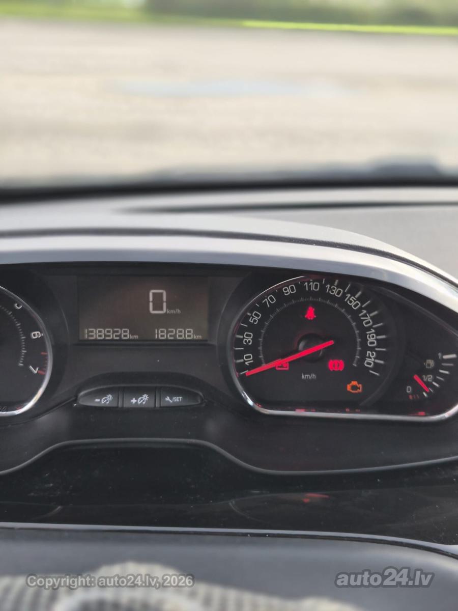 Pelēks Peugeot 208 2018 Veru, ar dzinēja tilpumu 1.50 L un nobraukumu 139 tūkst. km par 3900 €, foto 6 vietnē AUTOMOTO.COM.LV