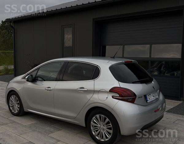 Grey Peugeot 208 2019 in Saldus, with an engine capacity of 1.20 L and mileage of 200 thousand km for 6500 €, photo 3 on AUTOMOTO.COM.LV