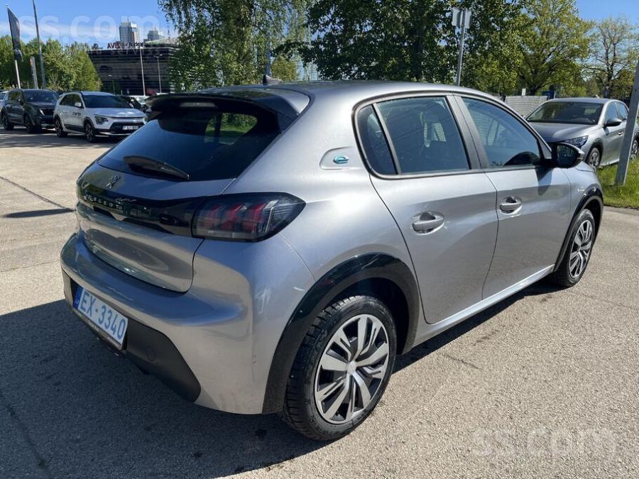 Grey Peugeot 208 2021 in Riga, with an engine capacity of 0.00 L and mileage of 28 thousand km for 15900 €, photo 3 on AUTOMOTO.COM.LV
