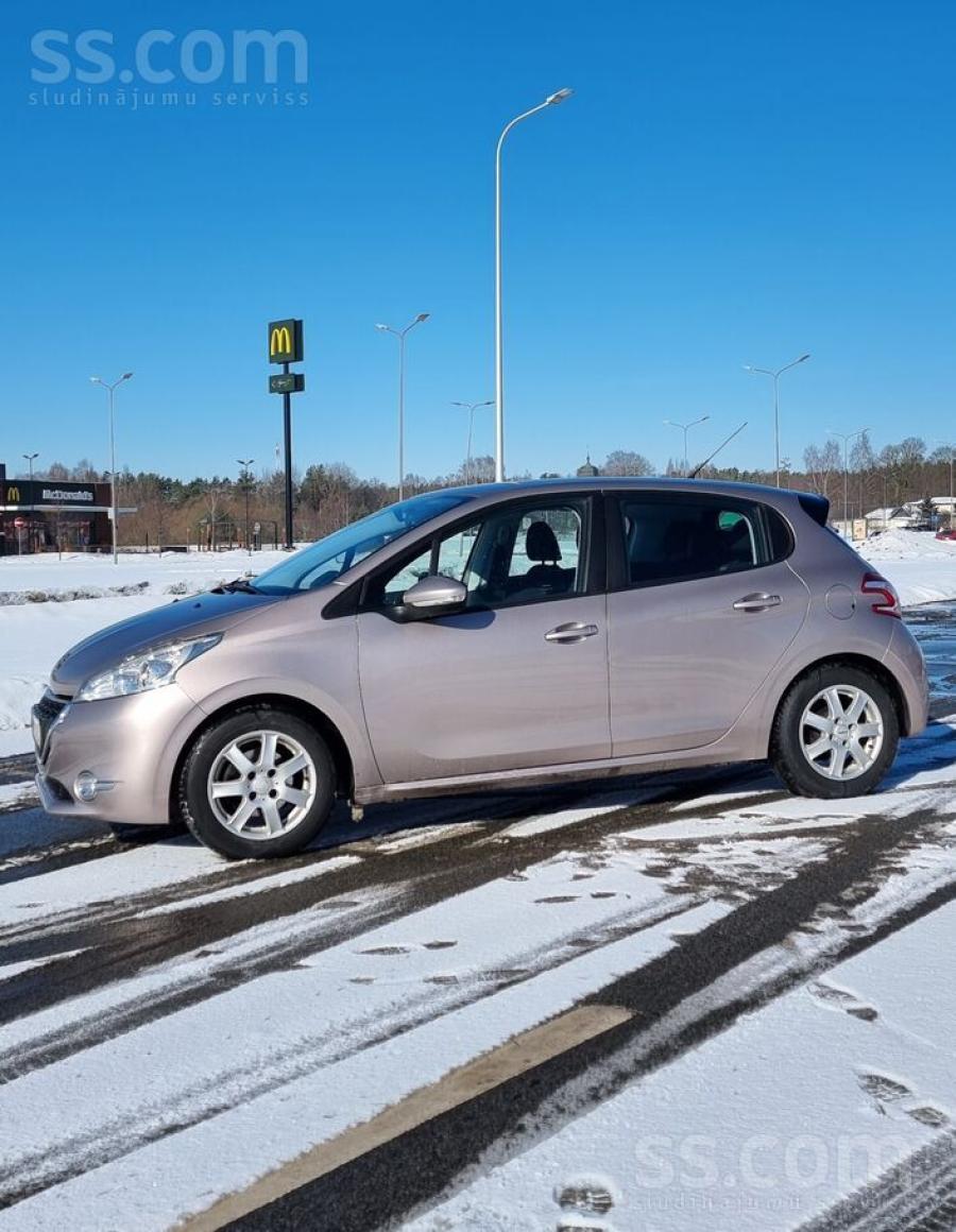 Peugeot 208 2014 in Riga, with an engine capacity of 1.20 L and mileage of 103 thousand km for 4950 €, photo 3 on AUTOMOTO.COM.LV