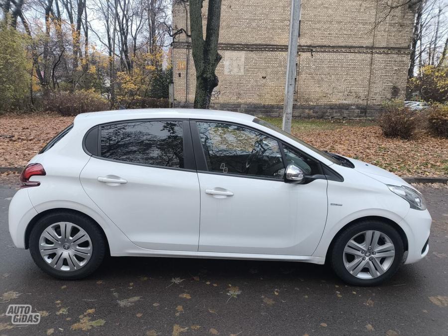 Peugeot 208 2017 in Vilnius, with an engine capacity of 1.20 L and mileage of 121 thousand km for 2590 €, photo 3 on AUTOMOTO.COM.LV