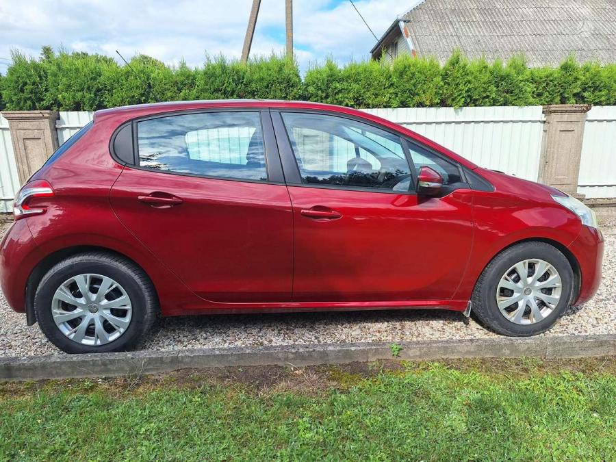 Red Peugeot 208 2012 in Taurage, with an engine capacity of 1.60 L and mileage of 280 thousand km for 2100 €, photo 1 on AUTOMOTO.COM.LV