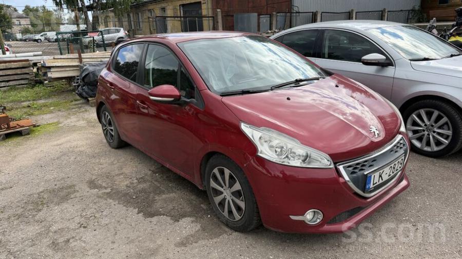Red Peugeot 208 2012 in Riga, with an engine capacity of 1.40 L and mileage of 256 thousand km for 2350 €, photo 3 on AUTOMOTO.COM.LV