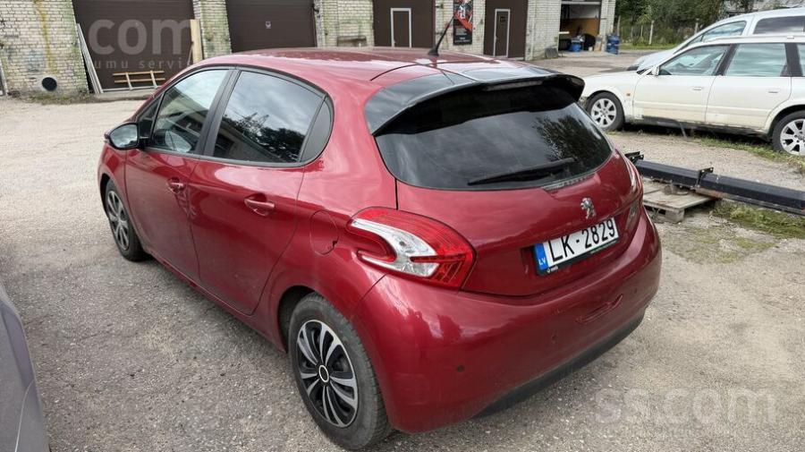Red Peugeot 208 2012 in Riga, with an engine capacity of 1.40 L and mileage of 256 thousand km for 2350 €, photo 5 on AUTOMOTO.COM.LV