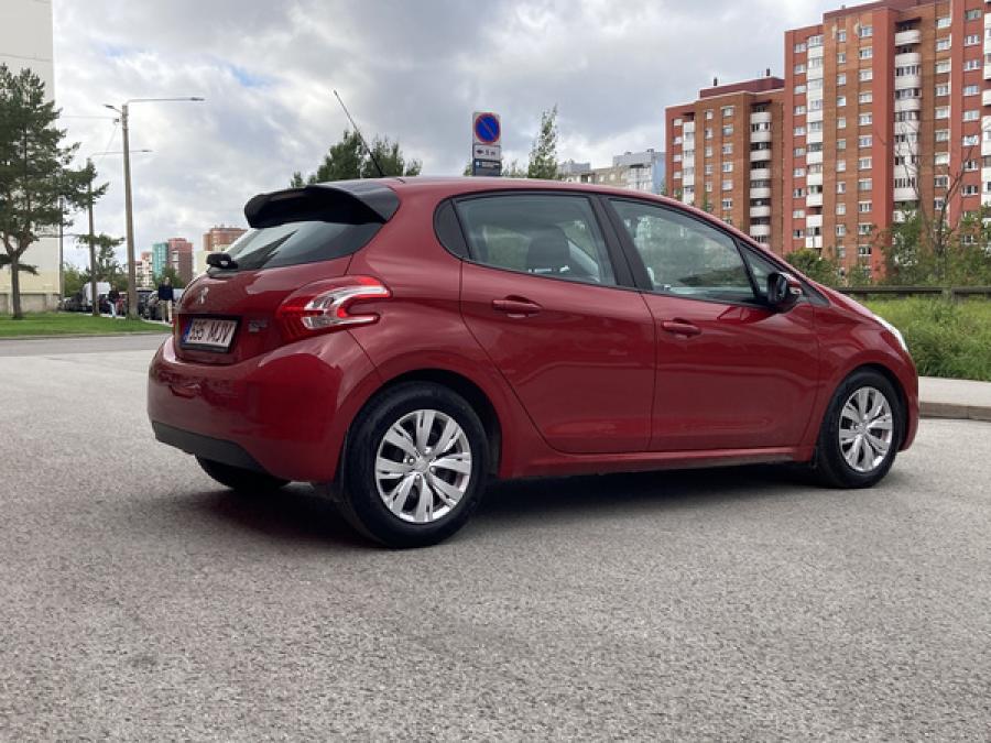 Sarkans Peugeot 208 2015 Tallina, ar dzinēja tilpumu 0.00 L un nobraukumu 150 tūkst. km par 4900 €, foto 4 vietnē AUTOMOTO.COM.LV