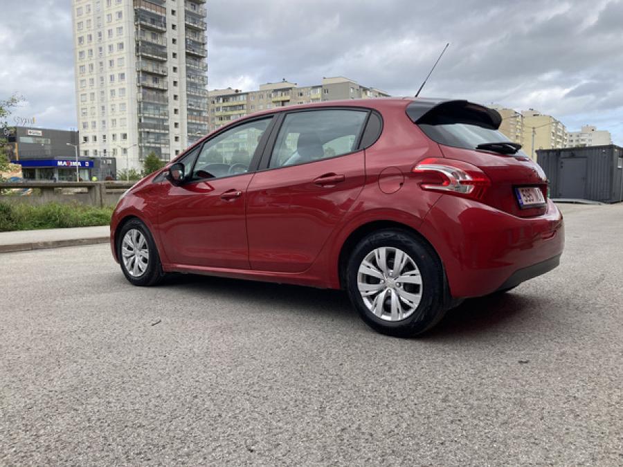 Sarkans Peugeot 208 2015 Tallina, ar dzinēja tilpumu 0.00 L un nobraukumu 150 tūkst. km par 4900 €, foto 5 vietnē AUTOMOTO.COM.LV