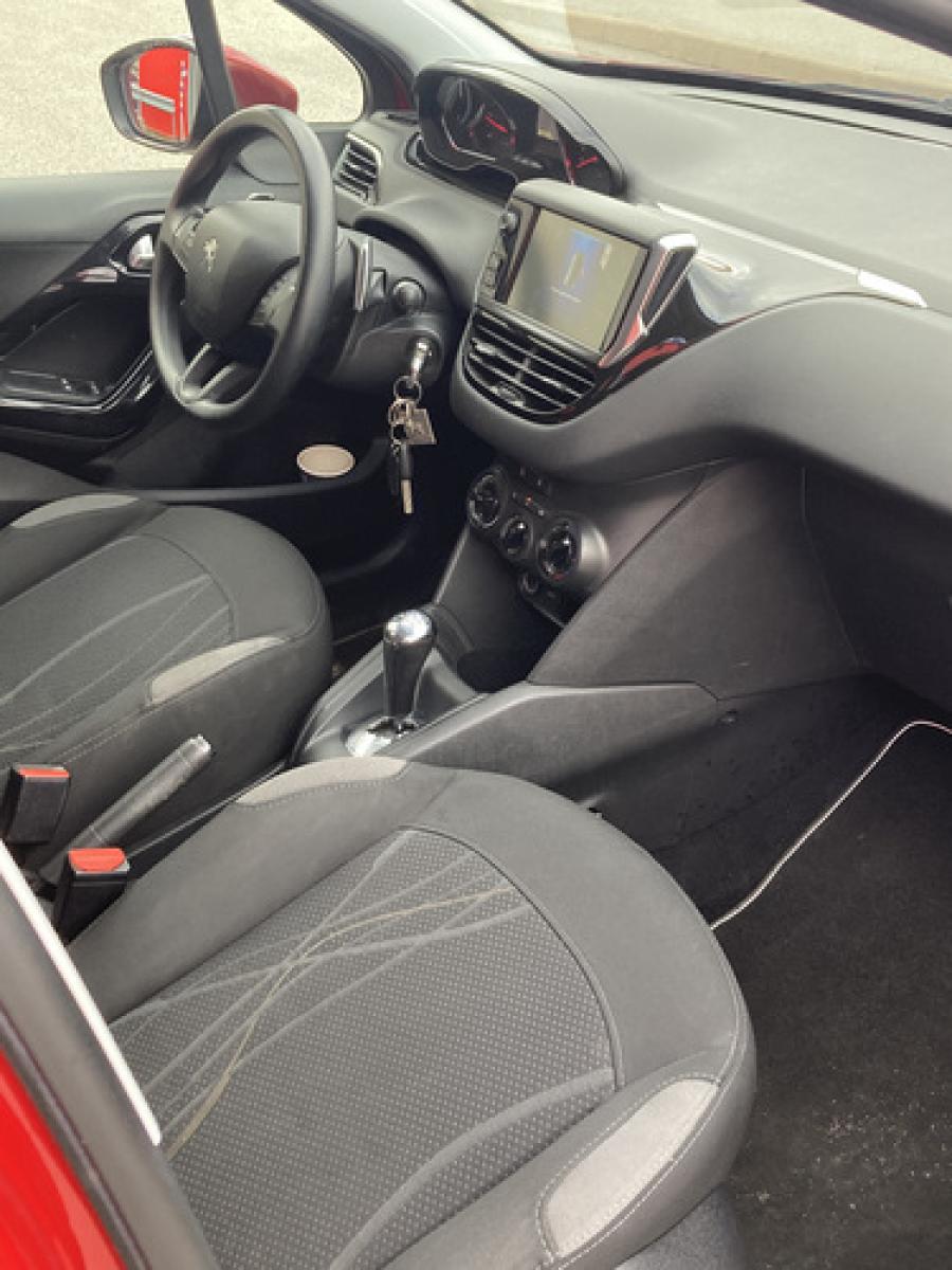 Sarkans Peugeot 208 2015 Tallina, ar dzinēja tilpumu 0.00 L un nobraukumu 150 tūkst. km par 4900 €, foto 6 vietnē AUTOMOTO.COM.LV