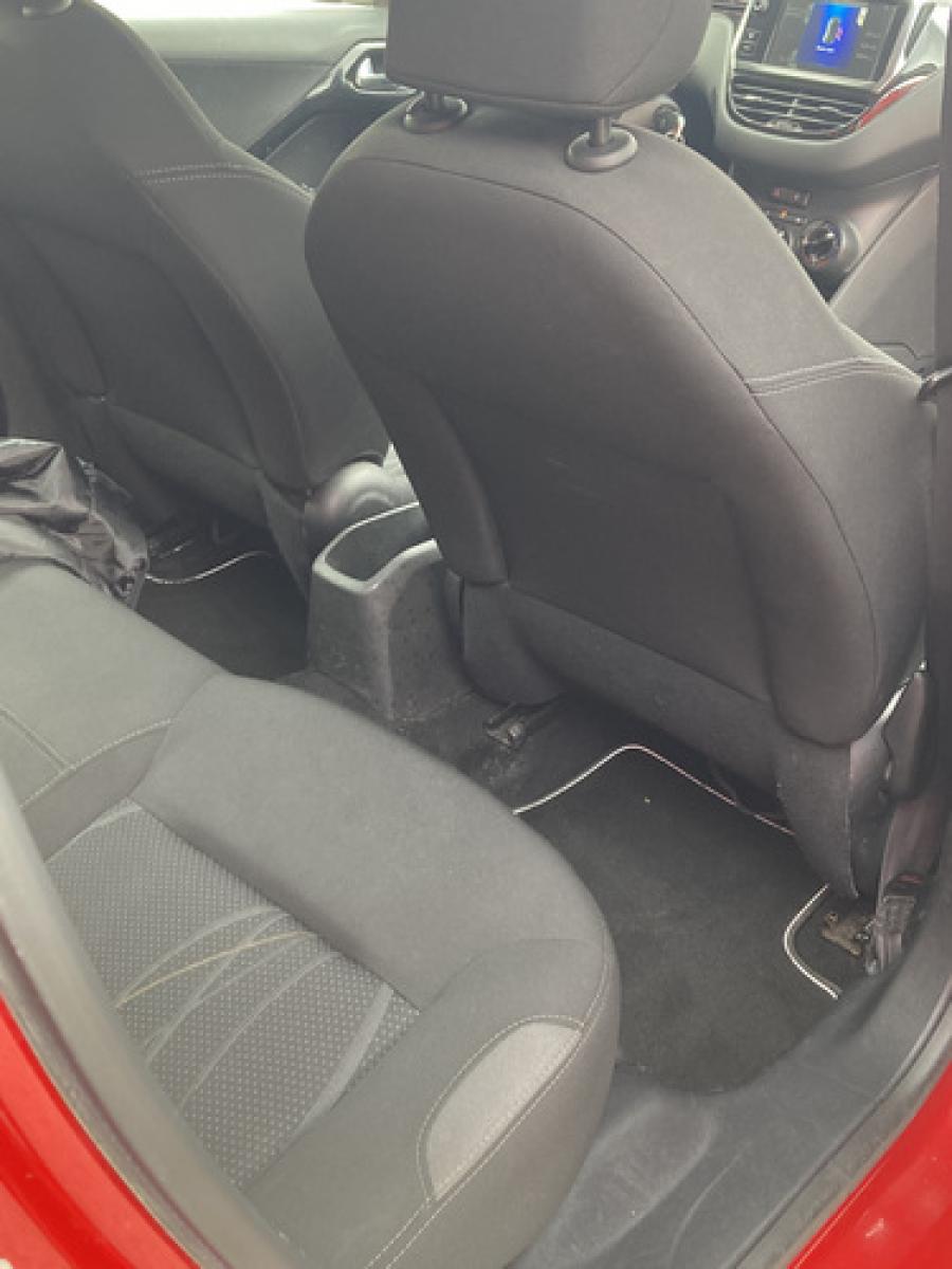Sarkans Peugeot 208 2015 Tallina, ar dzinēja tilpumu 0.00 L un nobraukumu 150 tūkst. km par 4900 €, foto 7 vietnē AUTOMOTO.COM.LV