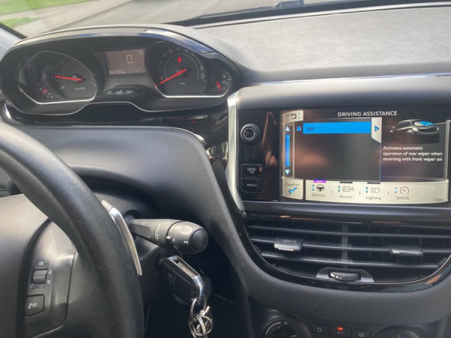 Sarkans Peugeot 208 2015 Tallina, ar dzinēja tilpumu 0.00 L un nobraukumu 150 tūkst. km par 4900 €, foto 9 vietnē AUTOMOTO.COM.LV