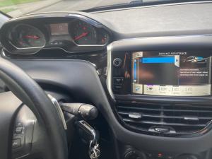 Sarkans Peugeot 208 2015 Tallina, ar dzinēja tilpumu 0.00 L un nobraukumu 150 tūkst. km par 4900 €, foto 17 vietnē AUTOMOTO.COM.LV
