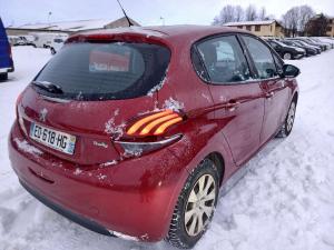 Red Peugeot 208 2016 in Taurage, with an engine capacity of 1.00 L and mileage of 140 thousand km for 2900 €, photo 2 on AUTOMOTO.COM.LV