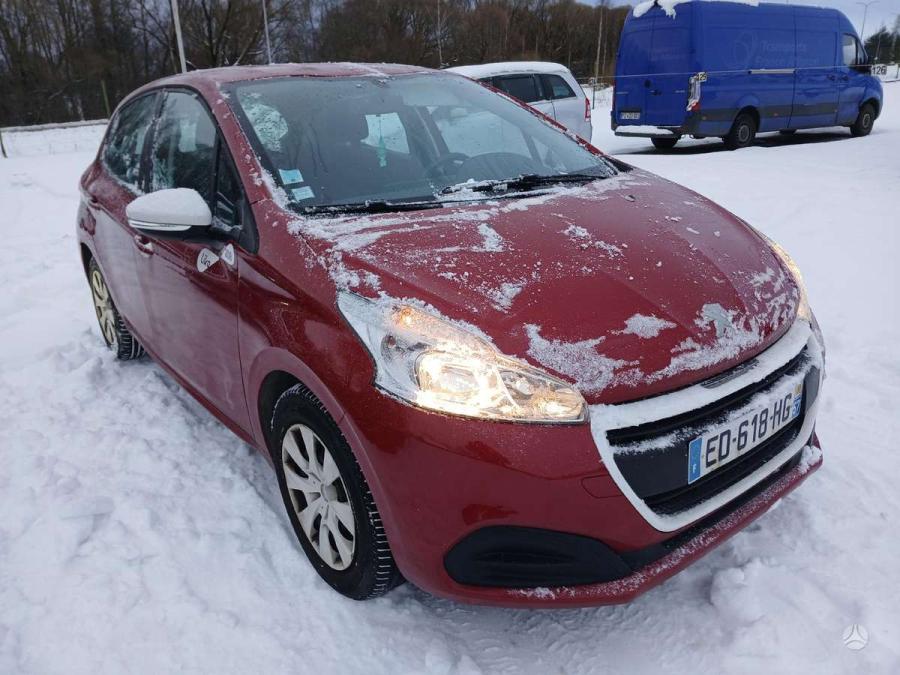 Red Peugeot 208 2016 in Taurage, with an engine capacity of 1.00 L and mileage of 140 thousand km for 2900 €, photo 4 on AUTOMOTO.COM.LV