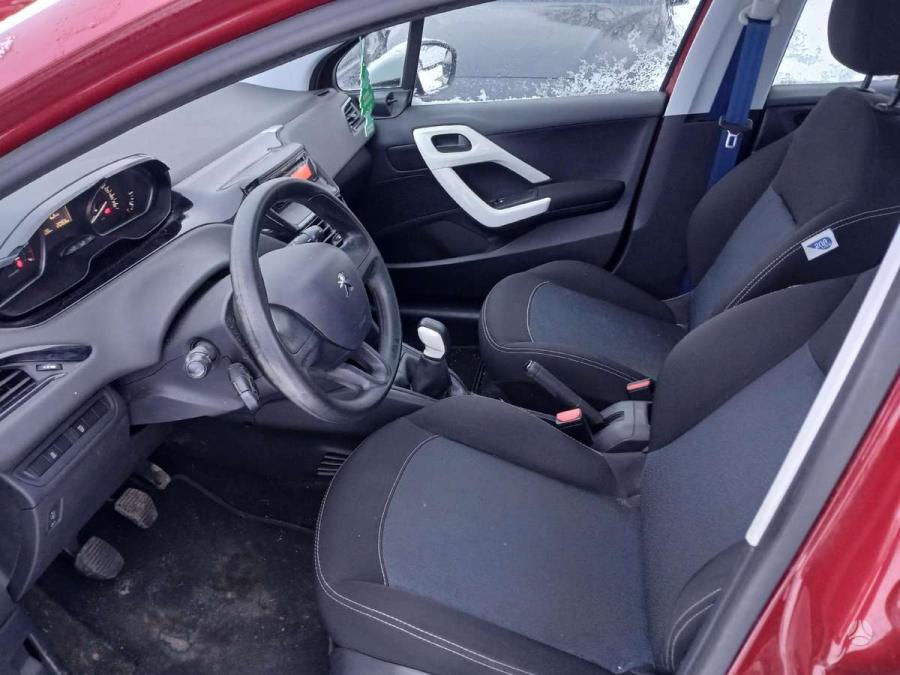Red Peugeot 208 2016 in Taurage, with an engine capacity of 1.00 L and mileage of 140 thousand km for 2900 €, photo 10 on AUTOMOTO.COM.LV