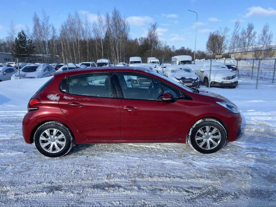 Red Peugeot 208 2017 in Taurage, with an engine capacity of 1.20 L and mileage of 58 thousand km for 3950 €, photo 3 on AUTOMOTO.COM.LV