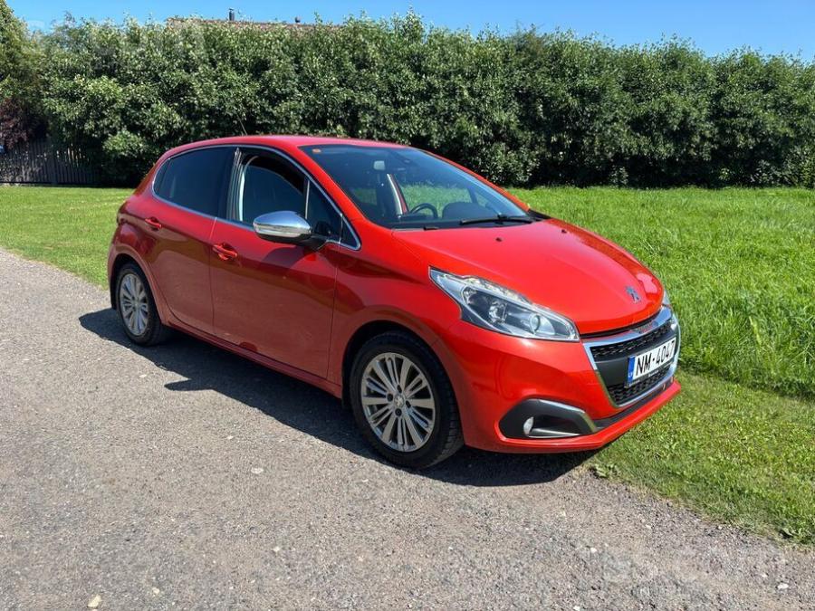 Red Peugeot 208 2018 in Riga, with an engine capacity of 1.20 L and mileage of 149 thousand km for 6550 €, photo 4 on AUTOMOTO.COM.LV