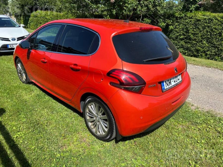 Red Peugeot 208 2018 in Riga, with an engine capacity of 1.20 L and mileage of 149 thousand km for 6550 €, photo 5 on AUTOMOTO.COM.LV