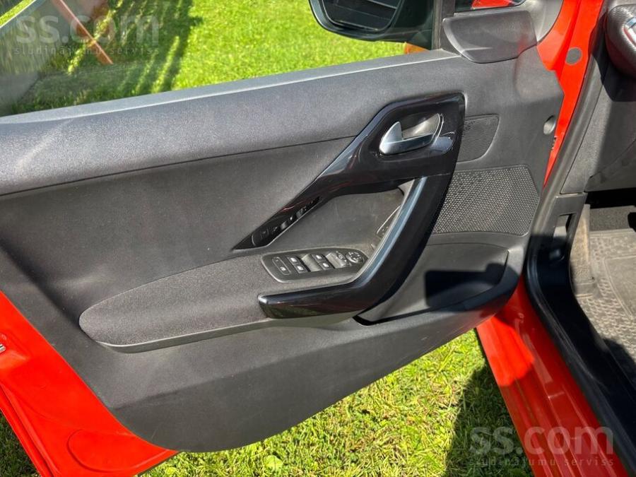 Red Peugeot 208 2018 in Riga, with an engine capacity of 1.20 L and mileage of 149 thousand km for 6550 €, photo 10 on AUTOMOTO.COM.LV
