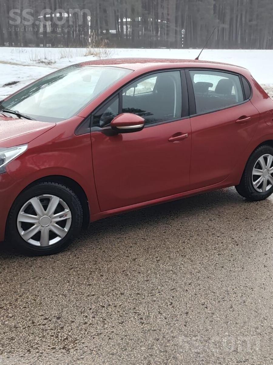 Red Peugeot 208 2015 in Jurmala, with an engine capacity of 1.20 L and mileage of 272 thousand km for 2700 €, photo 3 on AUTOMOTO.COM.LV