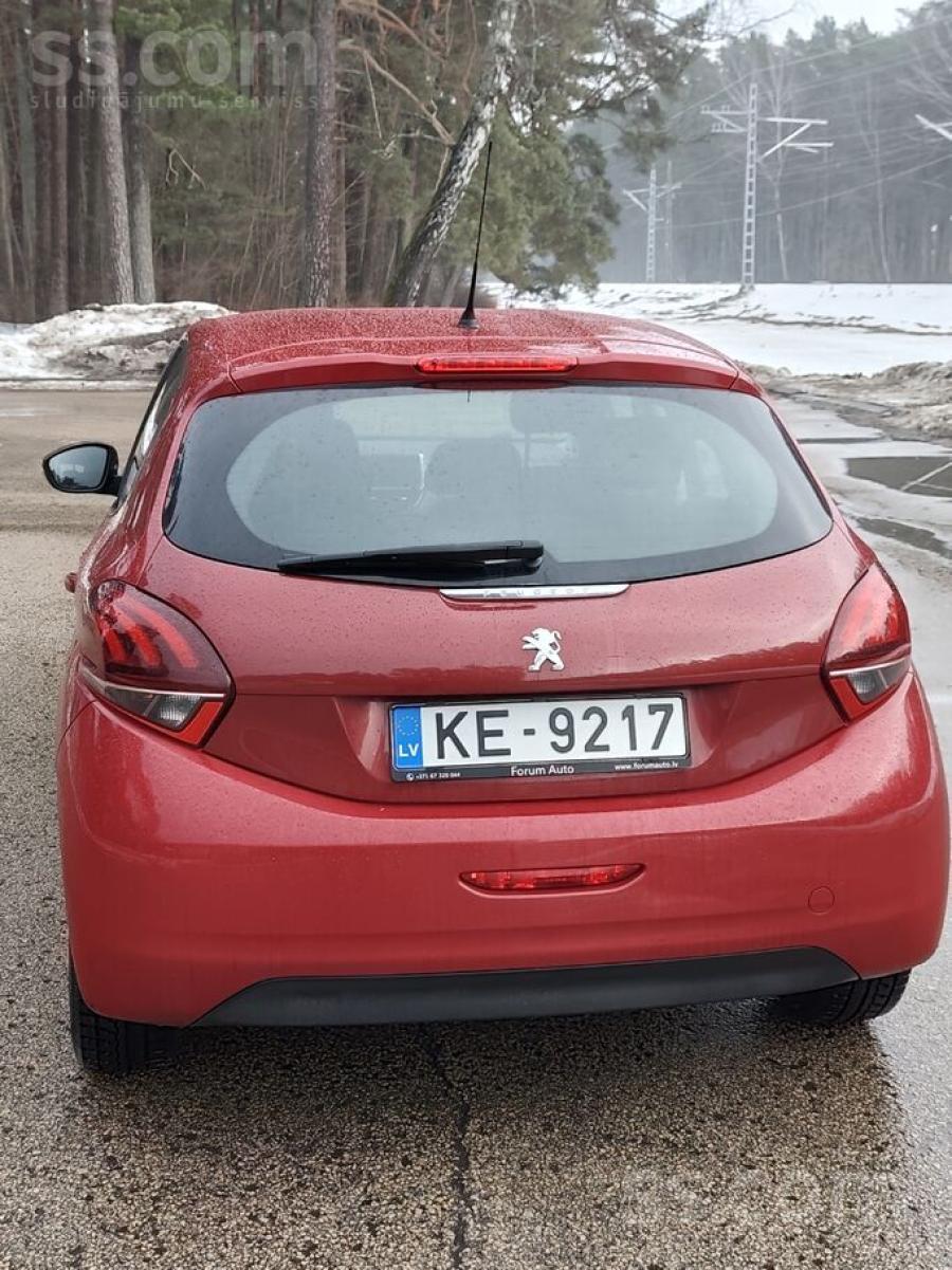 Red Peugeot 208 2015 in Jurmala, with an engine capacity of 1.20 L and mileage of 272 thousand km for 2700 €, photo 4 on AUTOMOTO.COM.LV