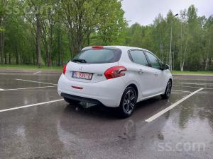 White Peugeot 208 2012 in Aluksne, with an engine capacity of 1.20 L and mileage of 0 thousand km for 3500 €, photo 5 on AUTOMOTO.COM.LV