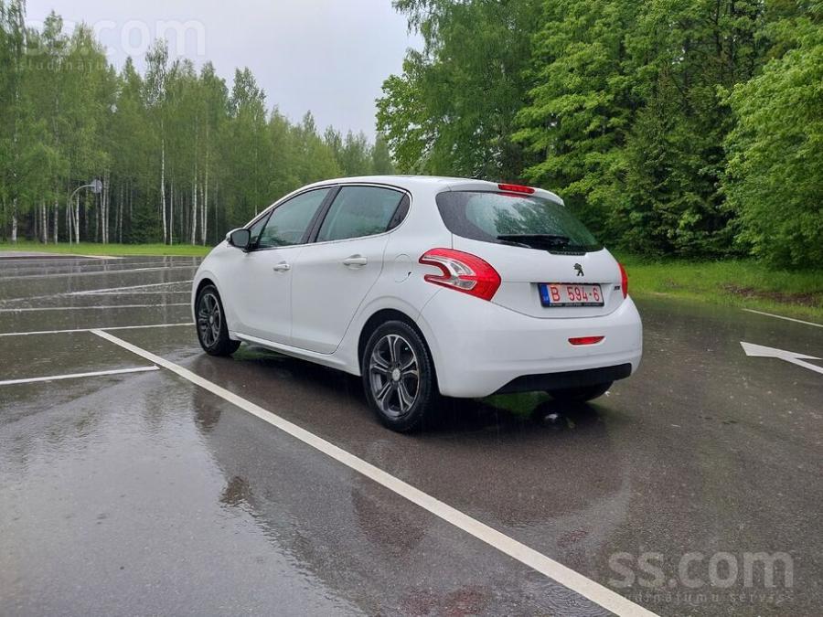 White Peugeot 208 2012 in Aluksne, with an engine capacity of 1.20 L and mileage of 0 thousand km for 3500 €, photo 6 on AUTOMOTO.COM.LV