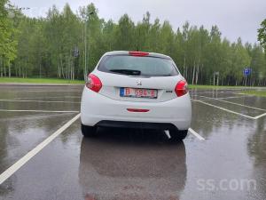 White Peugeot 208 2012 in Aluksne, with an engine capacity of 1.20 L and mileage of 0 thousand km for 3500 €, photo 7 on AUTOMOTO.COM.LV