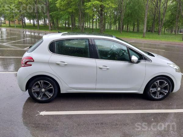 White Peugeot 208 2012 in Aluksne, with an engine capacity of 1.20 L and mileage of 0 thousand km for 3500 €, photo 9 on AUTOMOTO.COM.LV