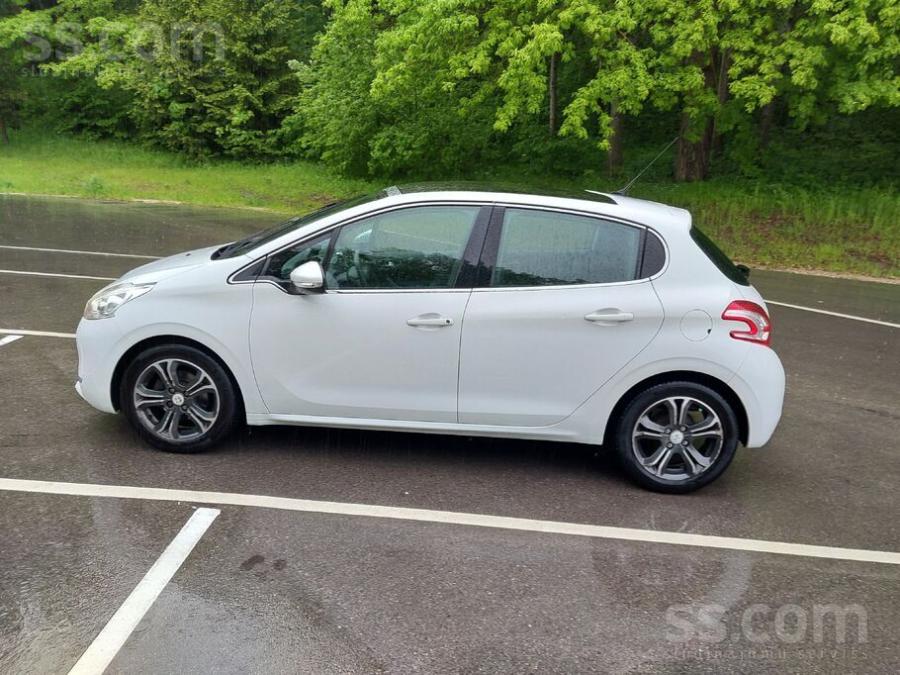 White Peugeot 208 2012 in Aluksne, with an engine capacity of 1.20 L and mileage of 0 thousand km for 3500 €, photo 10 on AUTOMOTO.COM.LV