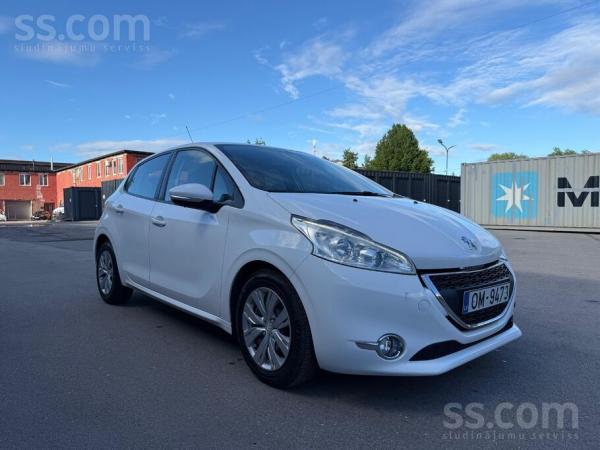White Peugeot 208 2012 in Riga, with an engine capacity of 1.40 L and mileage of 133 thousand km for 3300 €, photo 3 on AUTOMOTO.COM.LV