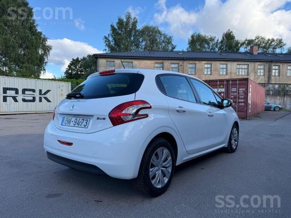 White Peugeot 208 2012 in Riga, with an engine capacity of 1.40 L and mileage of 133 thousand km for 3300 €, photo 5 on AUTOMOTO.COM.LV