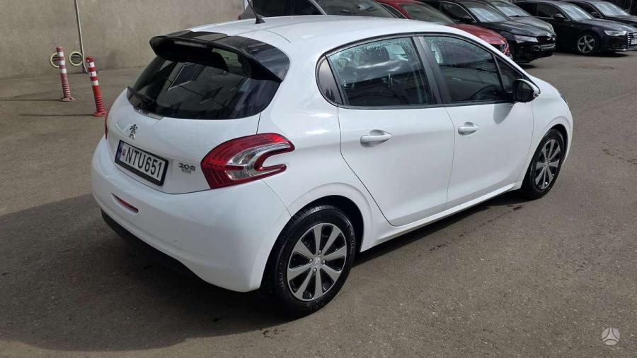 Balts Peugeot 208 2012 Viļņa, ar dzinēja tilpumu 1.40 L un nobraukumu 162 tūkst. km par 4300 €, foto 4 vietnē AUTOMOTO.COM.LV