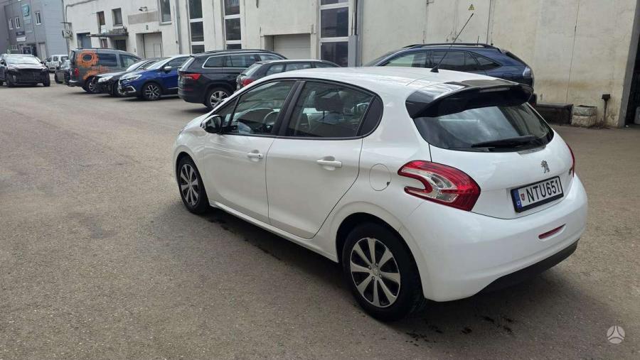 Balts Peugeot 208 2012 Viļņa, ar dzinēja tilpumu 1.40 L un nobraukumu 162 tūkst. km par 4300 €, foto 6 vietnē AUTOMOTO.COM.LV