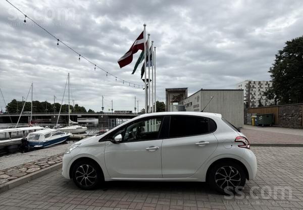 Balts Peugeot 208 2013 Liepāja, ar dzinēja tilpumu 1.40 L un nobraukumu 245 tūkst. km par 3300 €, foto 1 vietnē AUTOMOTO.COM.LV