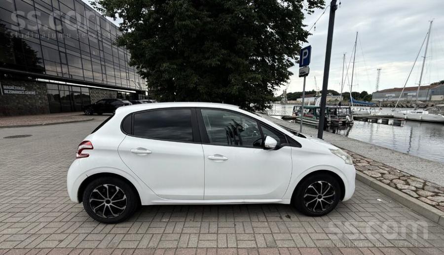 Balts Peugeot 208 2013 Liepāja, ar dzinēja tilpumu 1.40 L un nobraukumu 245 tūkst. km par 3300 €, foto 5 vietnē AUTOMOTO.COM.LV