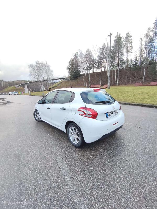 Пежо 208 2013 в Алитус на AUTOMOTO.COM.LV Белый Пежо 208 2013 в Алитус, объемом двигателя 1.40 л и пробегом 220 тыс. км за 3100 €, фото 4 на AUTOMOTO.COM.LV