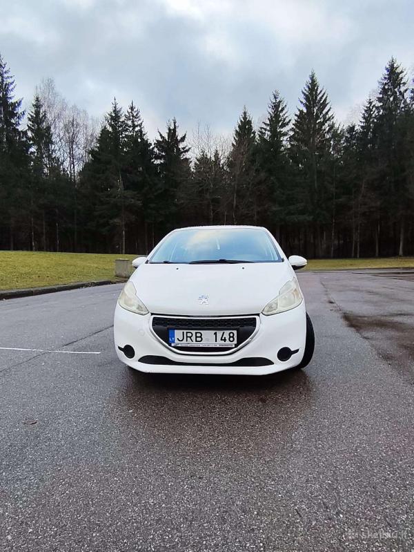 Пежо 208 2013 в Алитус на AUTOMOTO.COM.LV Белый Пежо 208 2013 в Алитус, объемом двигателя 1.40 л и пробегом 220 тыс. км за 3100 €, фото 5 на AUTOMOTO.COM.LV