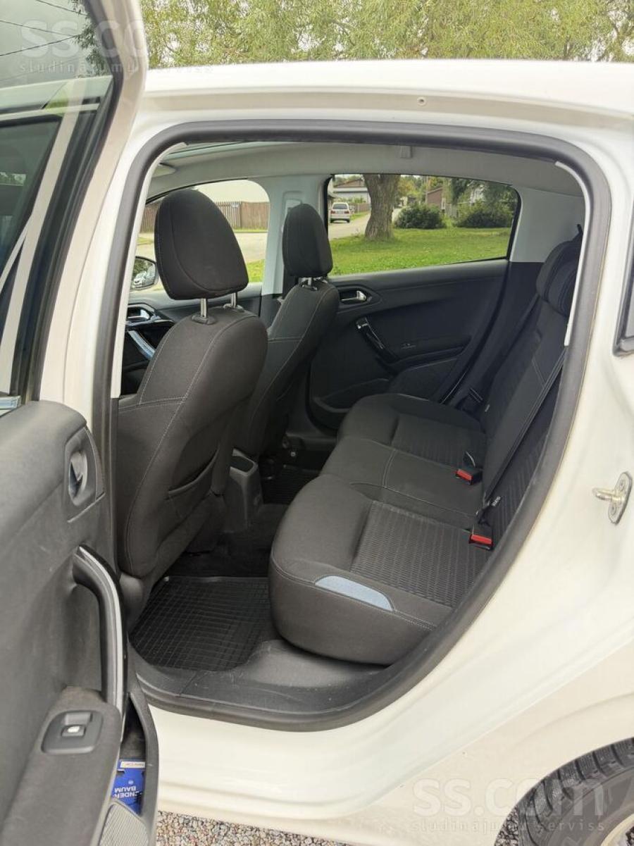 Balts Peugeot 208 2013 Ventspils, ar dzinēja tilpumu 1.60 L un nobraukumu 155 tūkst. km par 3990 €, foto 14 vietnē AUTOMOTO.COM.LV