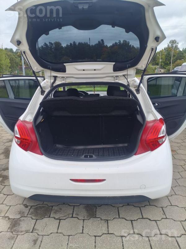 White Peugeot 208 2013 in Preili, with an engine capacity of 1.60 L and mileage of 200 thousand km for 4750 €, photo 4 on AUTOMOTO.COM.LV