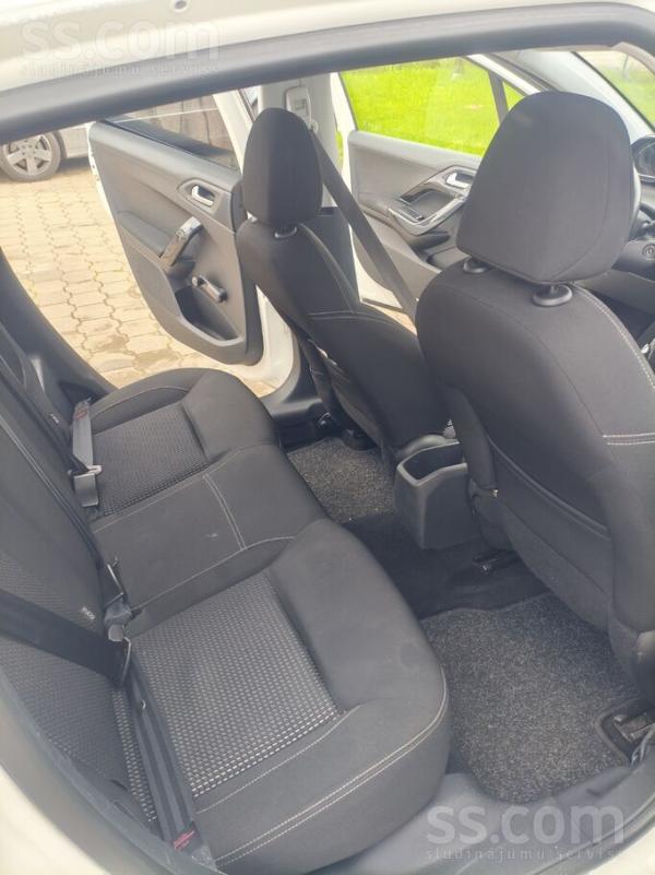 White Peugeot 208 2013 in Preili, with an engine capacity of 1.60 L and mileage of 200 thousand km for 4750 €, photo 11 on AUTOMOTO.COM.LV