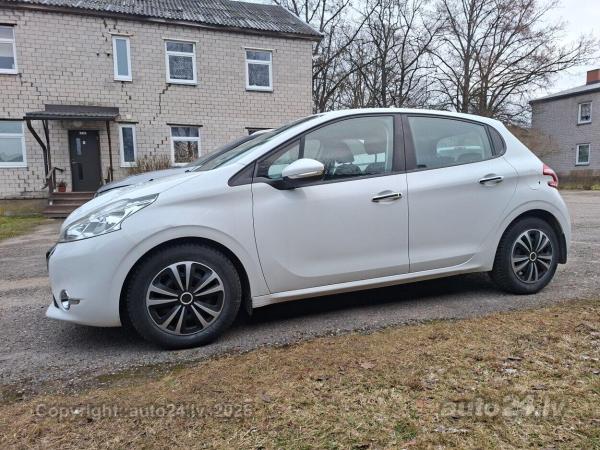 Balts Peugeot 208 2014 Tallina, ar dzinēja tilpumu 1.20 L un nobraukumu 157 tūkst. km par 5600 €, foto 2 vietnē AUTOMOTO.COM.LV