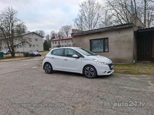 Balts Peugeot 208 2014 Tallina, ar dzinēja tilpumu 1.20 L un nobraukumu 157 tūkst. km par 5600 €, foto 4 vietnē AUTOMOTO.COM.LV