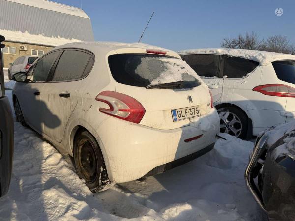 White Peugeot 208 2014 in Kaunas, with an engine capacity of 1.00 L and mileage of 103 thousand km for 1750 €, photo 4 on AUTOMOTO.COM.LV