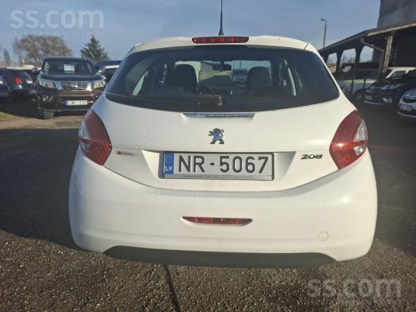 White Peugeot 208 2014 in Talsi, with an engine capacity of 1.40 L and mileage of 213 thousand km for 3700 €, photo 6 on AUTOMOTO.COM.LV