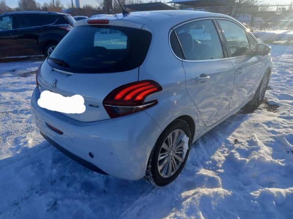 Balts Peugeot 208 2015 Panevēža, ar dzinēja tilpumu 1.20 L un nobraukumu 109 tūkst. km par 3950 €, foto 4 vietnē AUTOMOTO.COM.LV
