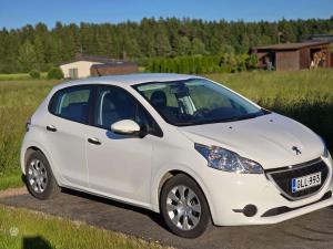 Balts Peugeot 208 2015 Kuršėnai, ar dzinēja tilpumu 1.00 L un nobraukumu 100 tūkst. km par 3099 €, foto  vietnē AUTOMOTO.COM.LV